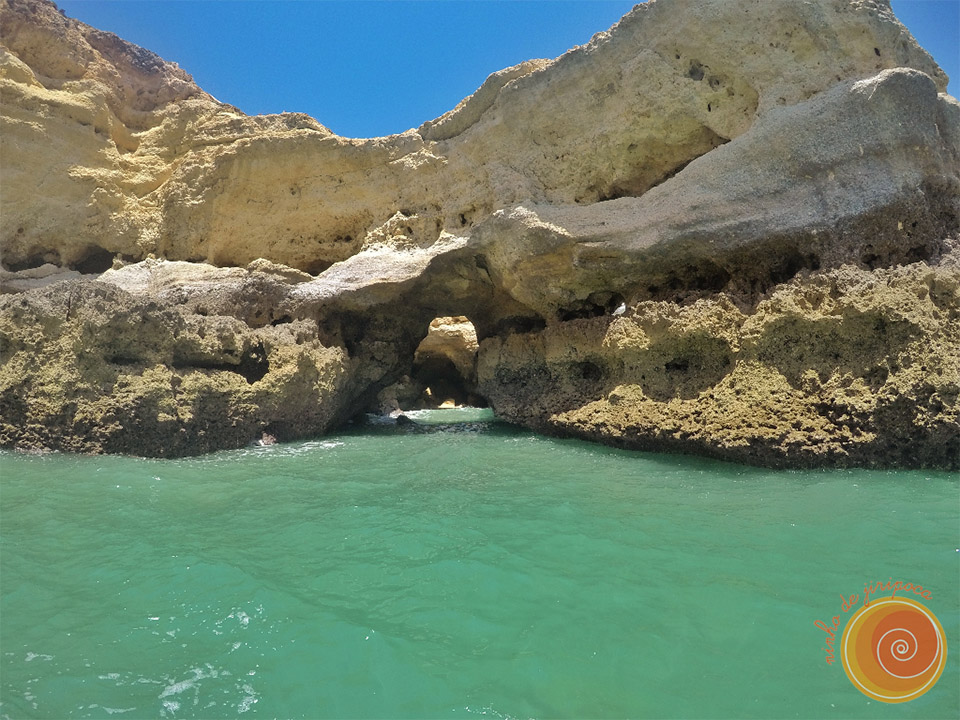 passeio-barco-Benagil-algarve-02 - Ninho de Jiripoca - Viagens com ...